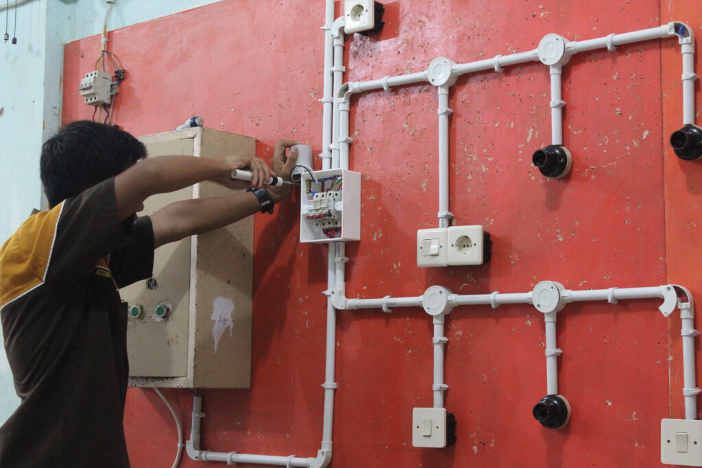 Teknik Instalasi Tenaga Listrik - SMK Bina Teknologi Purwokerto